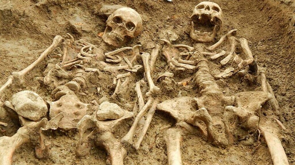 ¿Pareja se da un último abrazo?